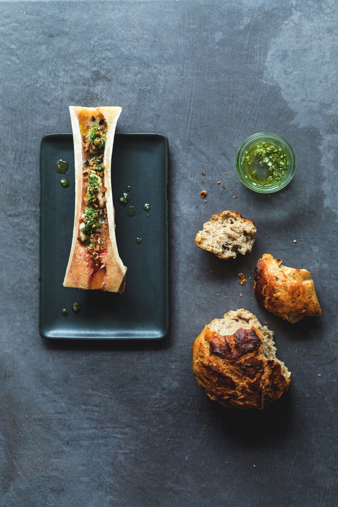 Gebackenes rindermark mit bauernbrot